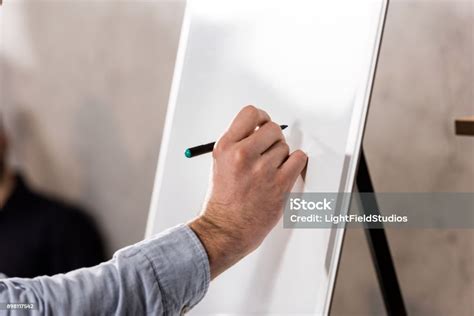 플립 차트에 뭔가 쓰는 하는 실업가의 이미지를 자른 경영자에 대한 스톡 사진 및 기타 이미지 경영자 공란 기업 문화 Istock