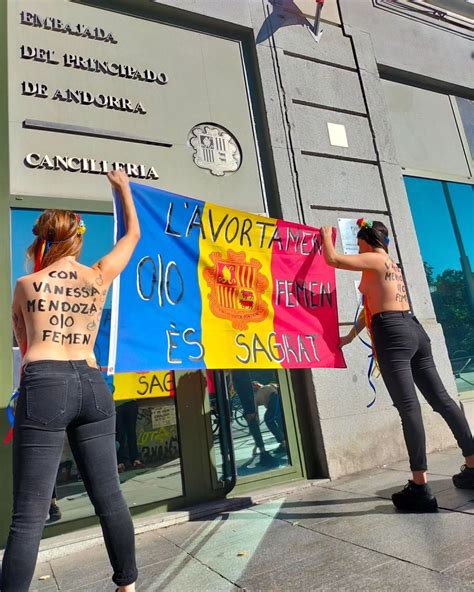 Activistes De Femen Es Despullen Davant Lambaixada A Madrid En Suport