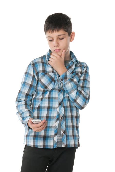 Peinzende Jongen Met Een Celtelefoon Stock Afbeelding Image Of Jongen