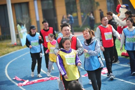 亲子趣味跑步趣味亲子游戏跑步大山谷图库