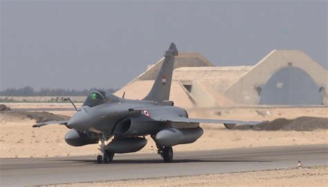 مصر وفرنسا توقعان عقد توريد 30 طائرة رافال مصر