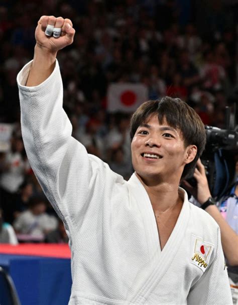 男子66キロ級で五輪2連覇を果たし、笑顔で拳を掲げる阿部一二三＝28日、シャンドマルス・アリーナ（撮影・中村太一） 写真｜【西日本新聞me】