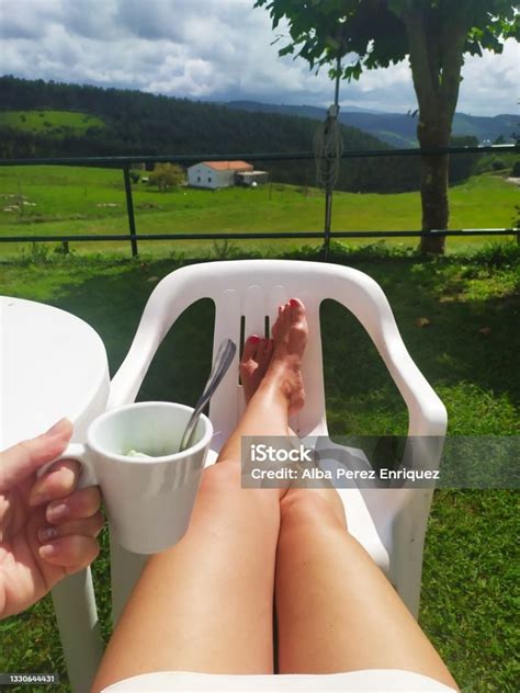 산속의 시골 지역을 내려다보는 커피를 마시며 일광욕을 즐기는 한 여성 20 29세에 대한 스톡 사진 및 기타 이미지 20 29세 30 39세 갈색 Istock