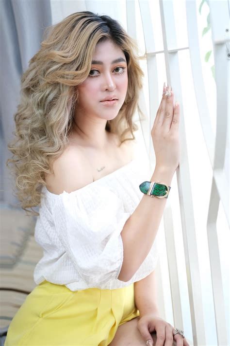 អ៊ុញនោះ លោក ផែង វណ្ណះ ហាមកូនតុងទីន នាំគ្នាទៅលើស្ពាន ក្រោយ ម៉ូលីកា ដែលជាមេធំប្រកាសក្ស័យធន