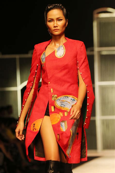 Tiny Ink đưa Giới Mộ điệu Lạc Bước Vào Vùng đất Cao Nguyên Siêu Thực