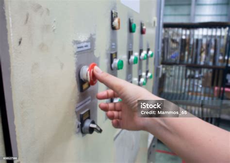 남성 핸드는 흰색 바탕에 빨간색 비상 정지 버튼을 누른 다 그림을 흐리게 공장 산업 건물에 대한 스톡 사진 및 기타 이미지 공장 산업 건물 기업 재무와 산업 단추