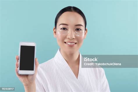 스튜디오에서 눈 아래 패치를 가진 웃는 아시아 레이디의 절반 길이 갈색 머리에 대한 스톡 사진 및 기타 이미지 갈색 머리