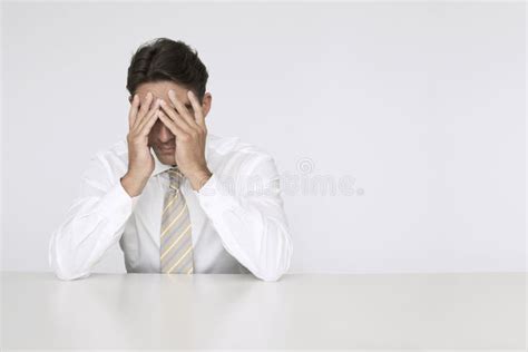Hombre De Negocios Triste Sitting At Desk En Oficina Foto De Archivo Imagen De Formal Vestido