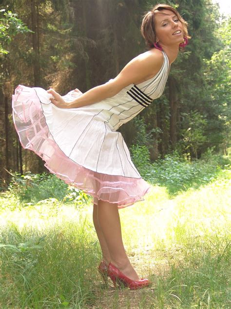 Luxurous Kelly Dee Spread Her Hips Open In The Forest