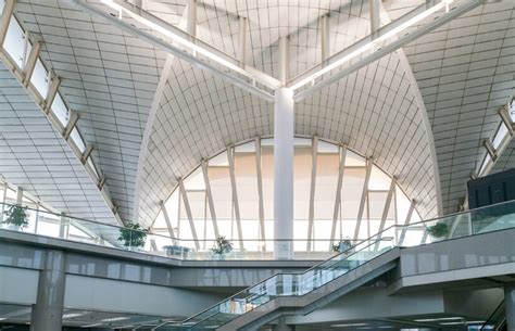 공항 터미널 빌딩의 지붕 구조 프리미엄 사진