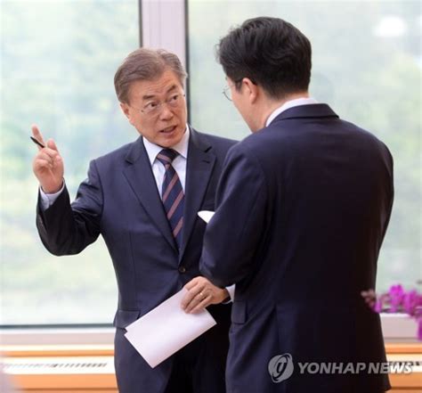 여민관 집무실 들어가는 문재인 대통령  인스티즈instiz 이슈 카테고리