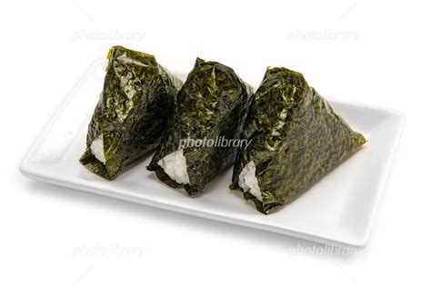 和食の三角おにぎり 写真素材 7167103 フォトライブラリー Photolibrary