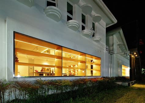 Yoon Spaces Gallery Is Camouflaged Behind Mirrored Walls