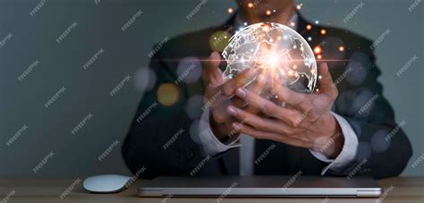 생활에서 세계 지도 통신을 들고 있는 사업가 글로벌 비즈니스의 빅 데이터 분석 및 비즈니스 인텔리전스 개념 라인 구성 디지털 링크 기술 글로벌 네트워크 연결 프리미엄 사진