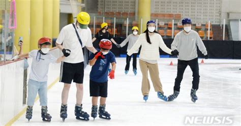 손에 손 잡고 나란히 나란히