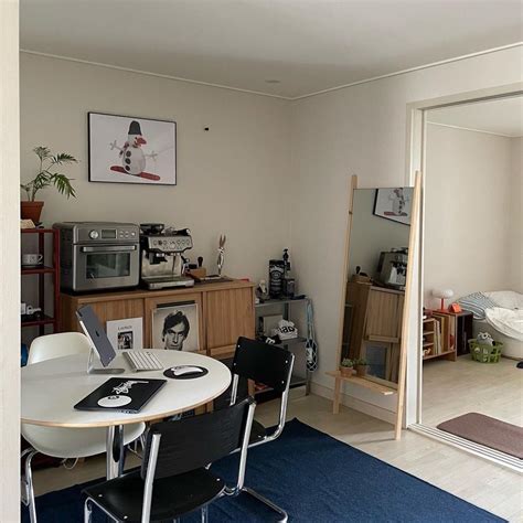 인테리어 대백과 꿀하우스 편안히 쉬는 나만의 공간에서🏡 Masakinogi 일러스트레이터의 감성 자취방 인테리어🖤 벽선반 머블 파란 조명 이케아 수납장