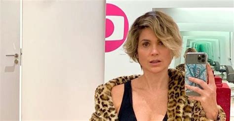 Flávia Alessandra Posa De Maiô No Barco E Manda Recado ‘a Patroa Tá Off