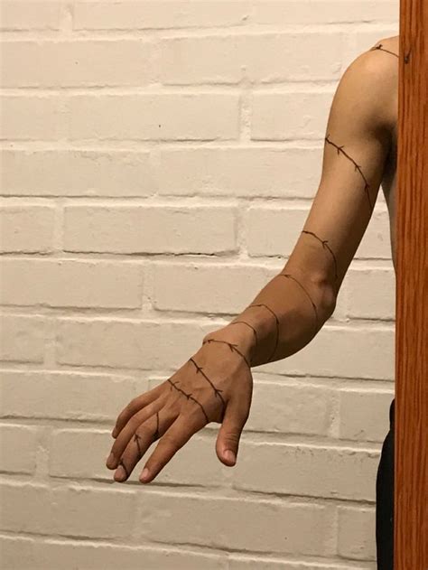 Juuzou¿ Тату с молниями Татуировка в виде козерога Яркие татуировки In 2022 Hand Tattoos