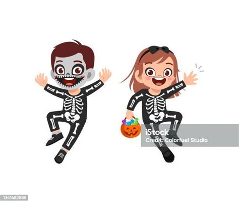 귀여운 어린 소년과 소녀는 할로윈 착용 해골 의상을 축하 10월에 대한 스톡 벡터 아트 및 기타 이미지 10월 귀여운