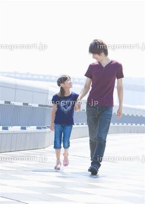 手をつなぐ父と娘の写真素材 10480578 イメージマート