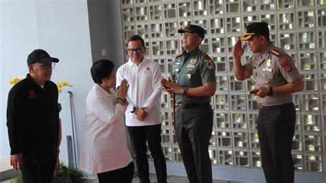Megawati Soekarnoputri Hadiri Peresmian Rumah Kaca Anggrek KRB Awal