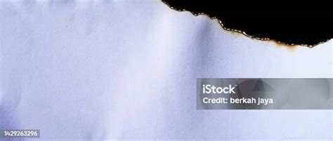 텍스처 오버레이를위한 구운 종이 프레임 탄 얼룩 배경이있는 손상된 백서 디자인 요소에 대해 빈 찢어진 용지 가장자리 가장자리에 대한 스톡 사진 및 기타 이미지 Istock