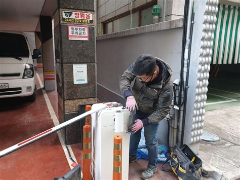 큐넥스 안녕하세요 큐넥스일상입니다😄😄 오늘은 차단바 파손으로 교체 작업을 진행중인 성배대리 Facebook