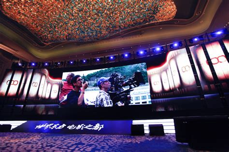 定档12 21素人特工曝海报 生化女米拉与王大陆布达佩斯圣诞大冒险 360娱乐你开心就好