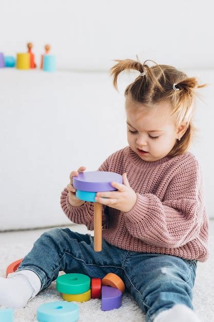 Menina Bonitinha Brincando Em Casa Com Brinquedos Ecológicos De Madeira