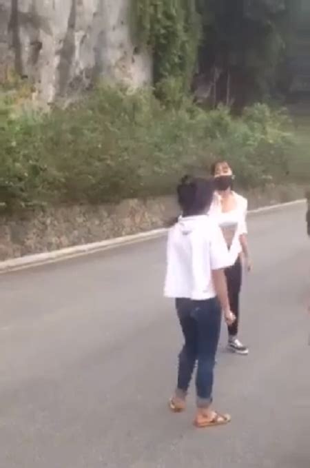 Clip Nữ sinh đánh nhau dã man như phim chưởng bạn bè đứng ngoài hò reo cổ vũ