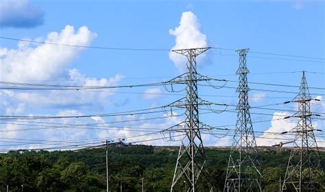 높은 전압 라인 그리고 전력 Pylons 푸른 하늘 Mea Moh 람팡 태국에 촉 모 구름과는 평평 하 고 녹색 농업 조 경에서