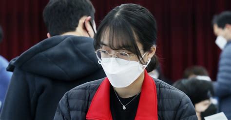 생애 첫 투표 하는 학생 유권자