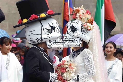 Los Difuntos Pasean Por Ciudad De México En El Macrodesfile De Día De