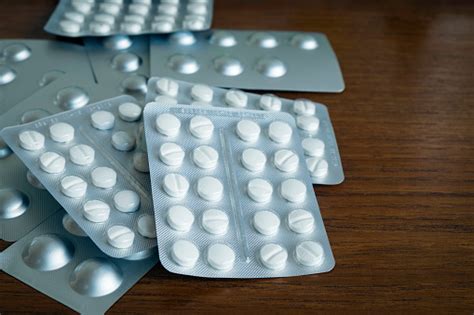 治療藥物處方醫藥藥劑 在容器中治療健康藥房主題 堆白色藥丸與藥物抗生素在包裝 照片檔及更多 上癮 照片 上癮 健保和醫療 化學