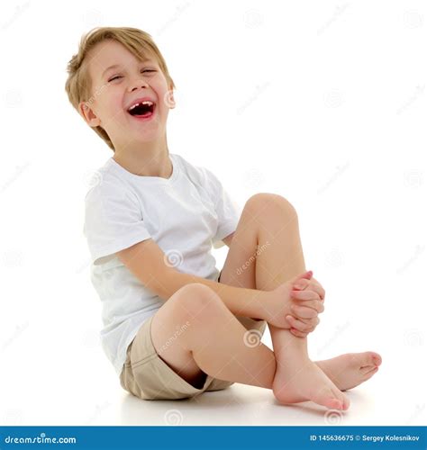 Un Ni O Peque O En Risas Blancas Puras De Una Camiseta Emociones Imagen