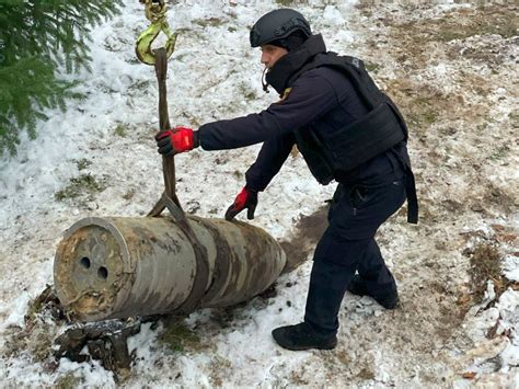 Photos Show Sappers Neutralizing The Warhead Of One Of Russias