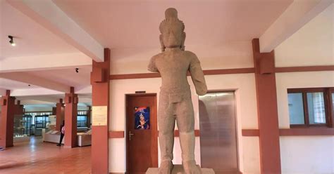 បដិមាទ្វារបាល មកពីប្រាសាទទន្លេស្ងួត ជាមន្ទីរពេទ្យបុរាណ ដាក់តាំងបង្ហាញនៅសារមន្ទីរព្រះនរោត្តសីហនុ