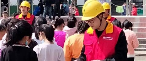 鲇鱼须供电所到鲇鱼须镇中心小学开展“安全用电进校园”专项活动师生设备检查