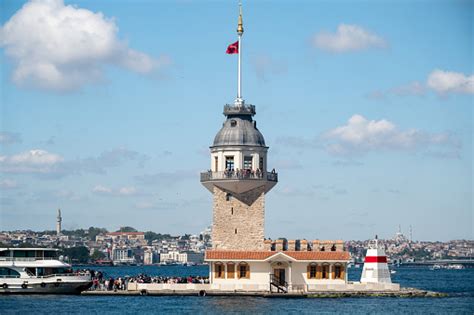 이스탄불의 유서 깊은 메이든 타워에는 화창한 날 관광 보트가 정박하여 보스포러스 해협 해협 푸른 하늘 도시 스카이라인 상징적인 터키 건축물이 특징입니다 0명에 대한 스톡