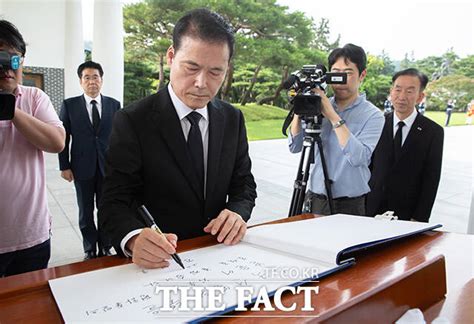 현충원 참배로 공식 일정 시작하는 김영호 신임 통일부 장관 [tf사진관] 포토 기사 더팩트