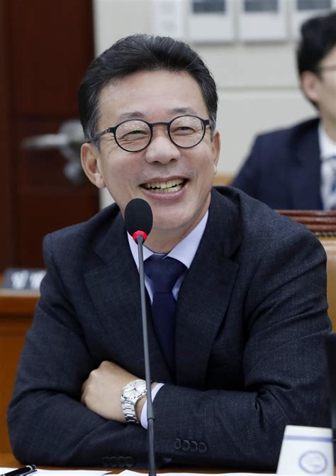 尹 신임 정무수석에 홍철호 임명 Mlbpark