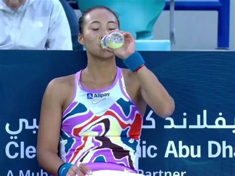 Wta500阿布扎比赛：郑钦文2比0爆冷淘汰头号种子选手，仅耗时68分钟，晋级四强球员卡萨金娜大满贯