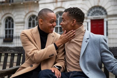 Счастливая гей пара на свидании в городе Бесплатно Фото