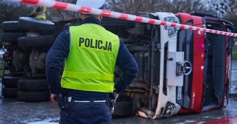 Groźny wypadek we Wrocławiu Wóz strażacki zderzył się z autem Trzy o