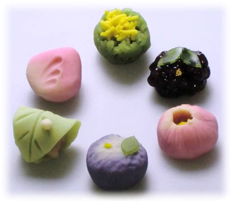茶道で使う主菓子と干菓子の違いは？