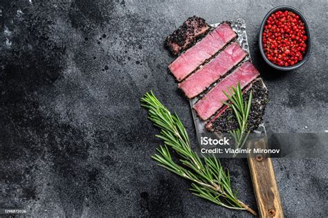 희귀 한 아히 참치 스테이크 슬라이스 에 고기 칼 검은 색 배경 맨 위 보기입니다 복사 공간 0명에 대한 스톡 사진 및 기타