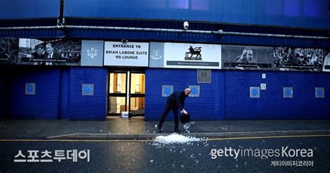 리버풀 에버턴의 머지사이드 더비 강풍으로 연기