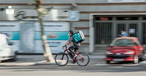 낮 동안 도로에서 자전거를 타는 파란 셔츠를 입은 남자 사진 Unsplash의 무료 마드리드 이미지