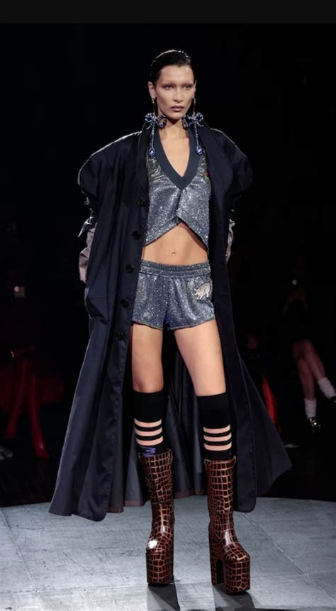 Bella Hadid Po Mban Mbi Shpatulla Gjithë Javën E Modës Dhe Këto Foto E