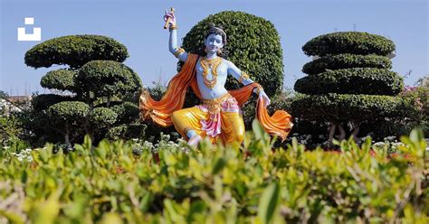 Foto Una Estatua De Un Dios Hindú En Un Jardín Imagen India Gratis En